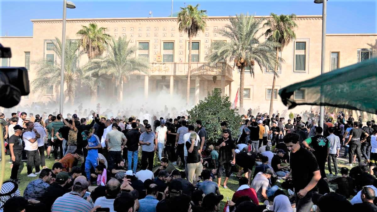 Violence In Iraq : इराक में हिंसा, मुक्तदा अल-सद्र समर्थक राष्ट्रपति ...