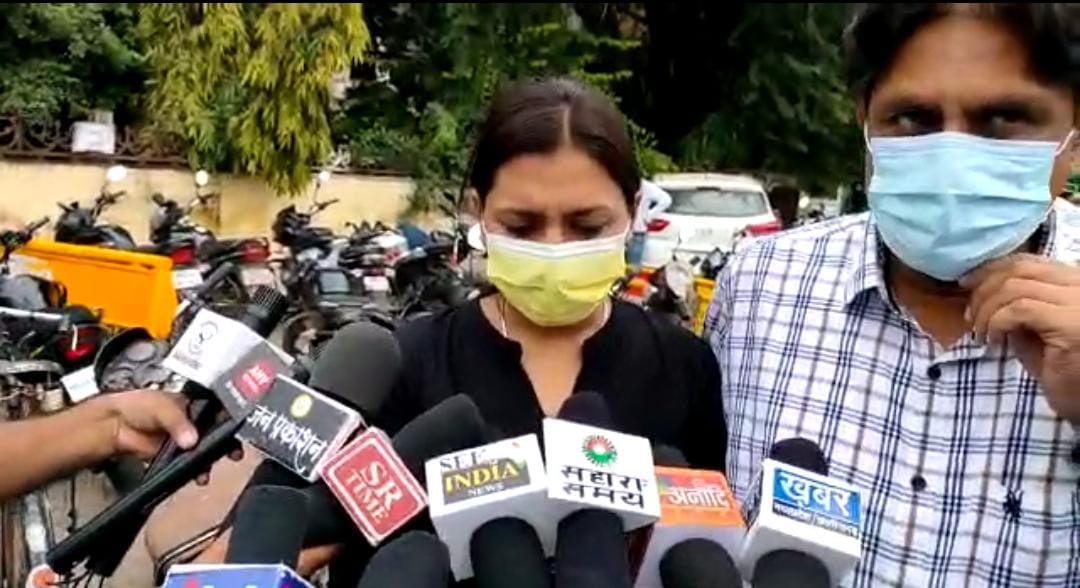 Dowry Harassment : कोलकाता से आई दहेज प्रताड़ित युवती पुलिस के साथ ...
