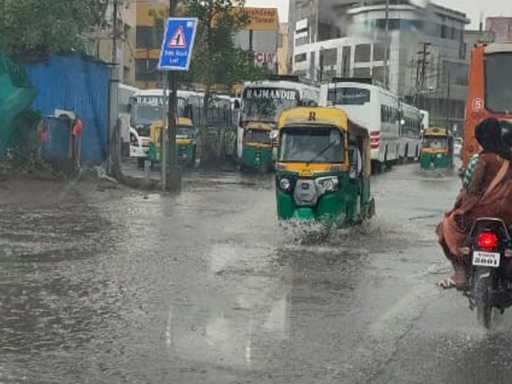 Garba Spoiled By Rain : इंदौर में बारिश से गरबों में अड़चन, पंडालों में ...