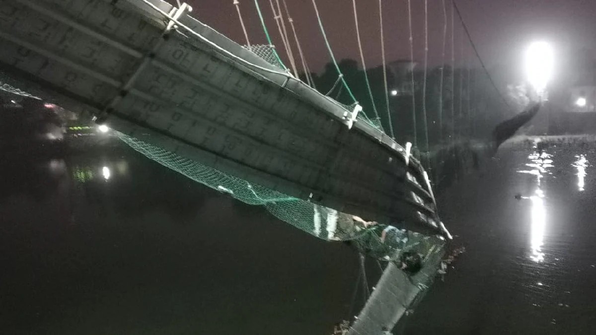 Cable Bridge Collapses: बड़ा हादसा: केबल पुल टूटने से 400 लोगों के नहर ...