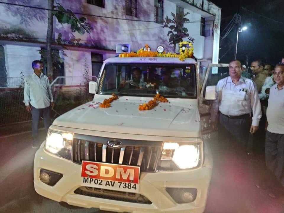 SDM Retires: अधिकारियों ने दी भावभीनी विदाई, कलेक्टर खुद गाड़ी चलाकर घर ...